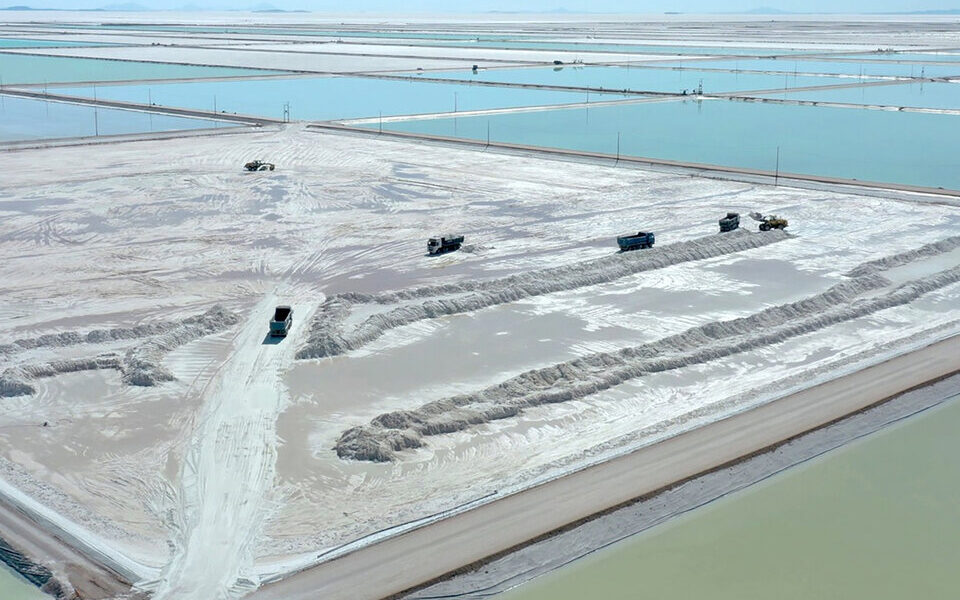 BOLIVIA BUSCA SUBIRSE AL TREN DEL LITIO, UN MINERAL CLAVE PARA LA ...